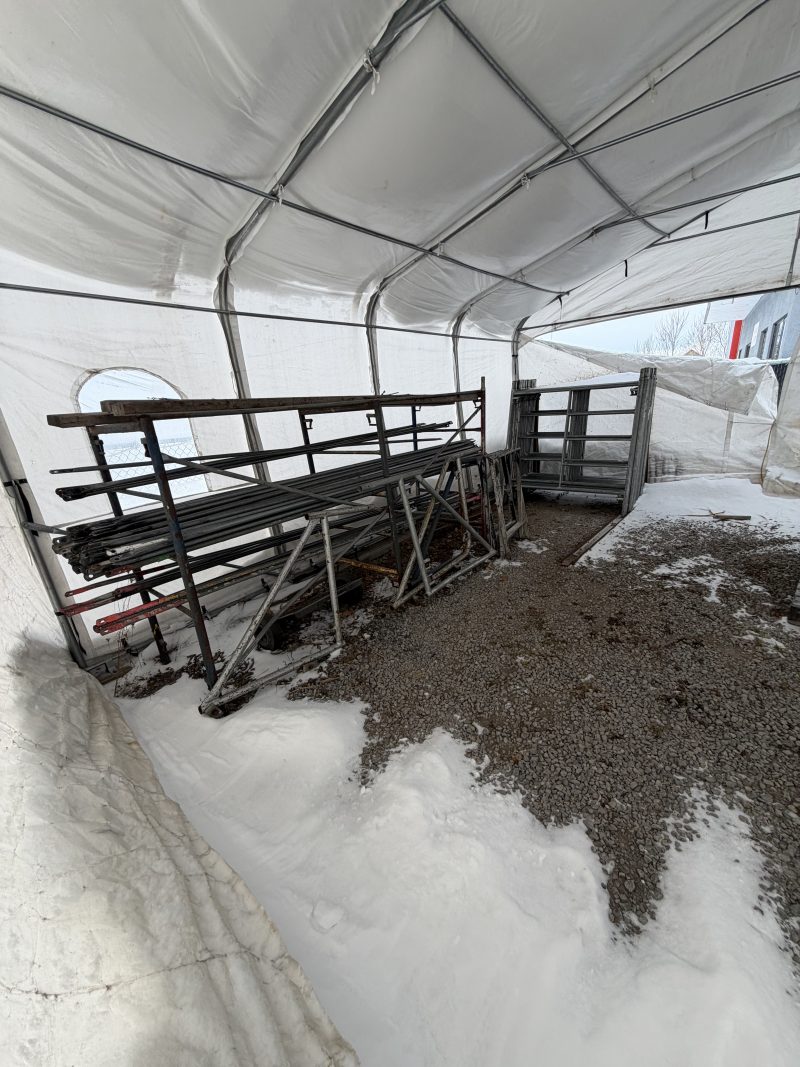 Lot 138- pattes d'échafaud avec croisillons +/-10 avec support de métal ...